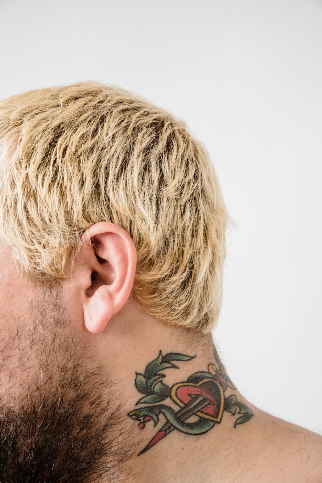 Tatouage cou : des conseils, idées et inspirations pour se tatouer